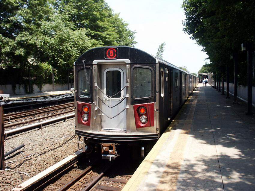 Northbound #5 Train Leaving Baychester Avenue Station: The CityRails ...