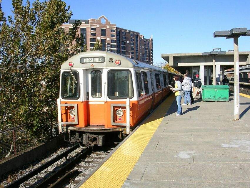 Orange Line train at Malden: The CityRails Transit Photo Archive
